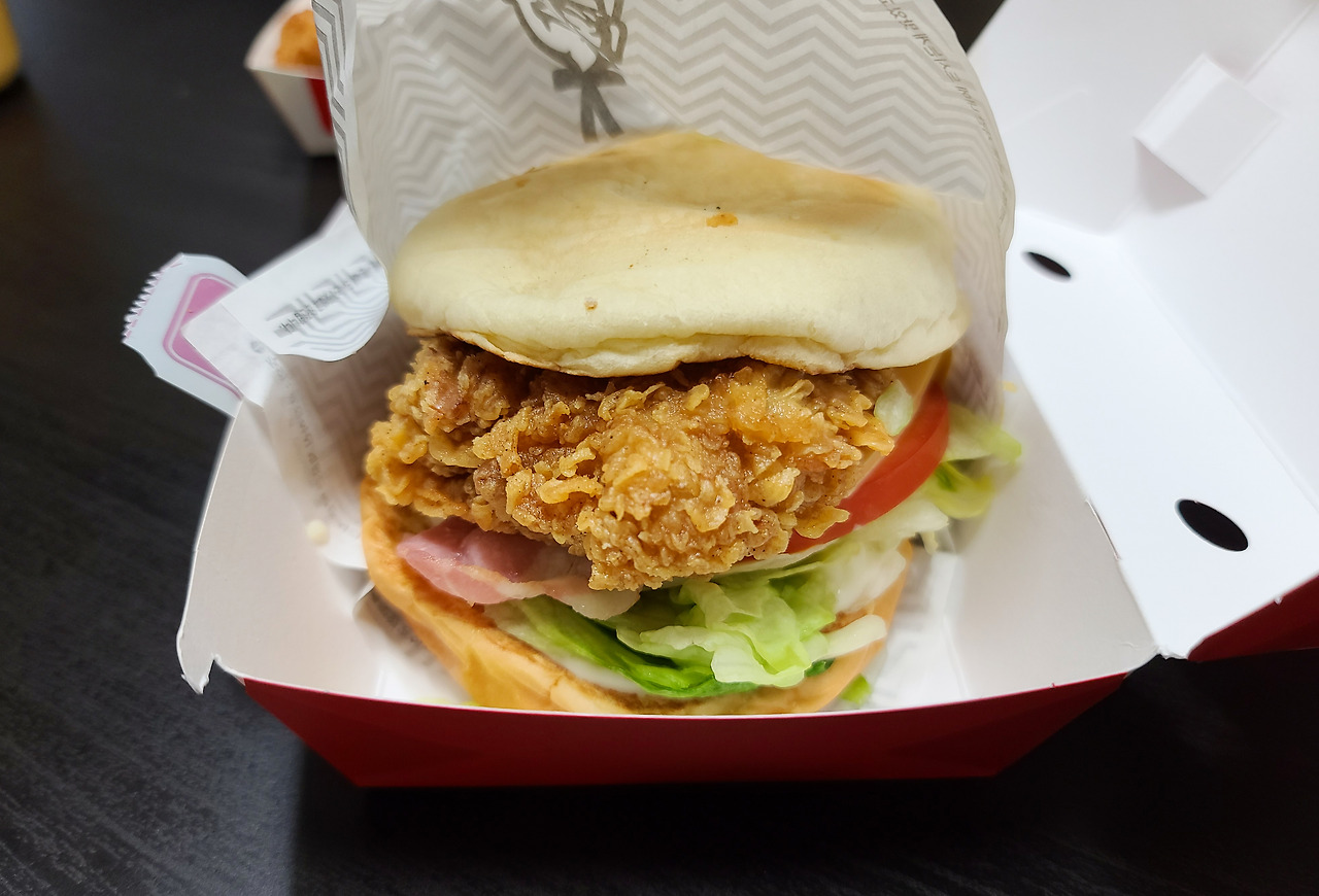 KFC 블랙라벨폴인치즈버거, 맥앤치즈볼 리뷰