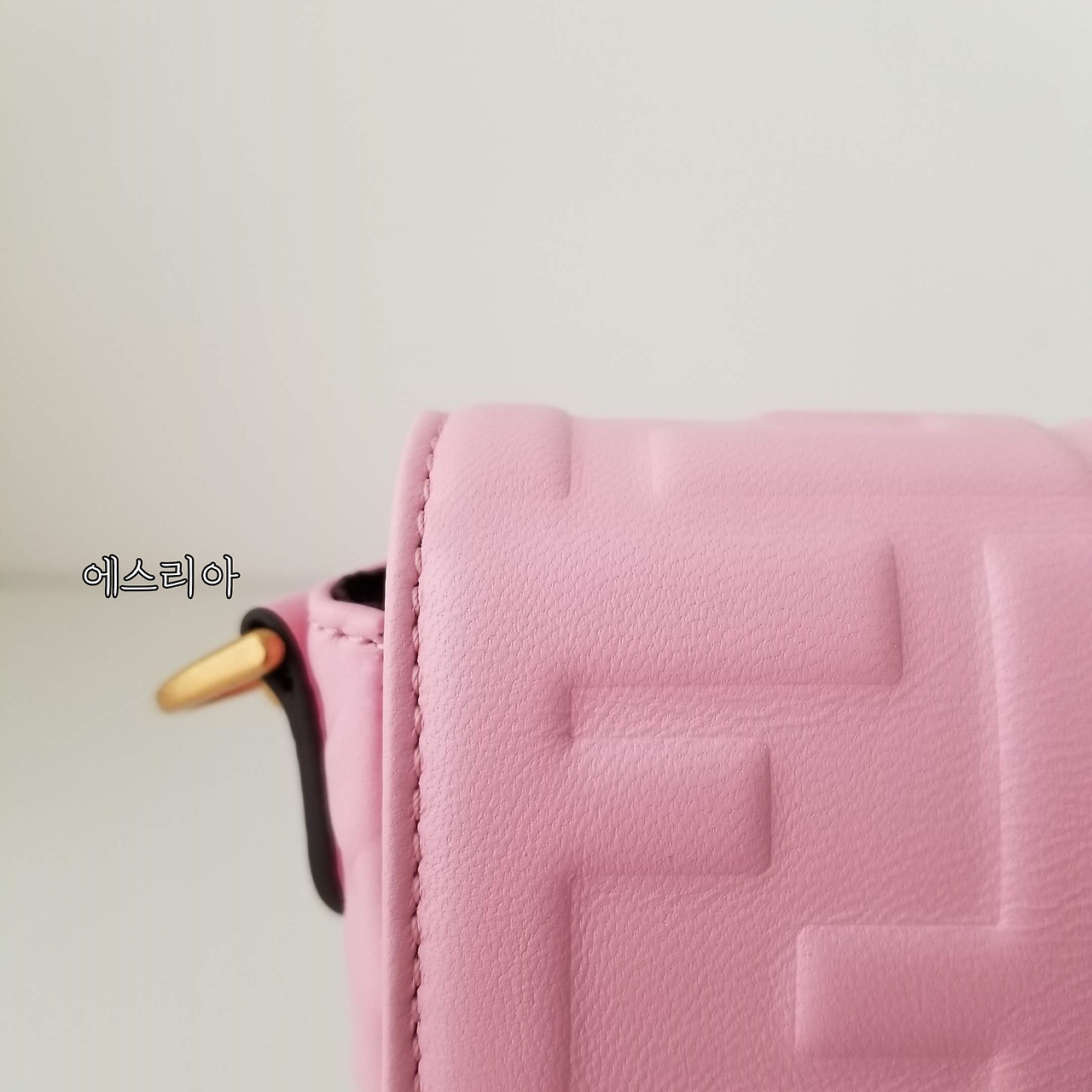 펜디 바게트백 미니 핑크 에스리아 실사