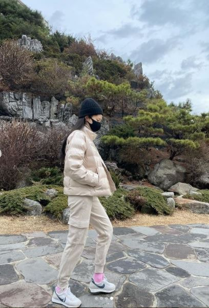 패션톡톡톡 류이서 인스타 숏패딩 나이키 패딩점퍼 베이지 운동화