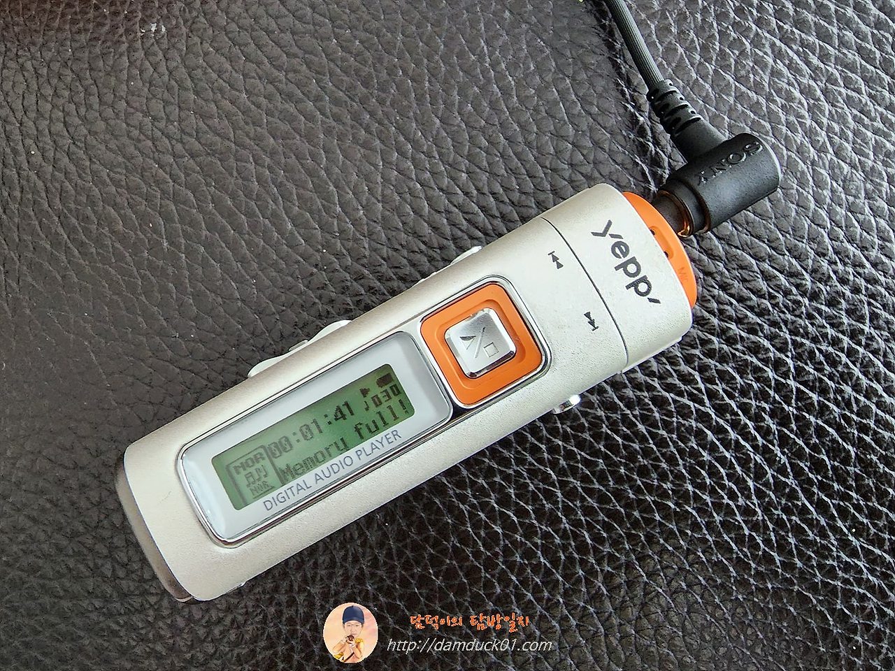 추억의 MP3 플레이어 삼성전자 YEPP YP-55VR (256MB)과 최신 무선 노이즈 캔슬링 헤드폰 WH-1000XM5의 조합.