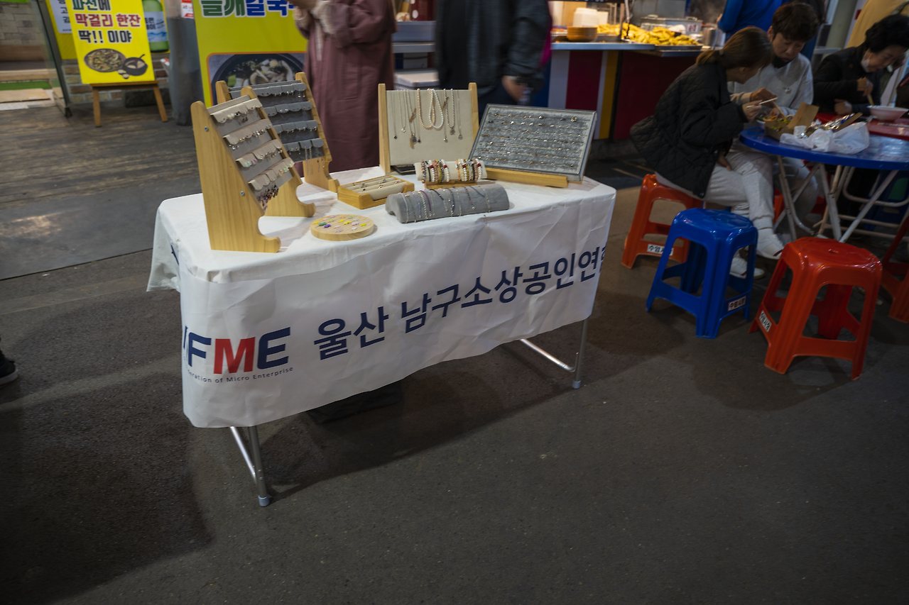 또 한편에는 플리마켓 매대가 운영중이며 각종 수공예품 악세사리등이 판매를 하고 있습니다