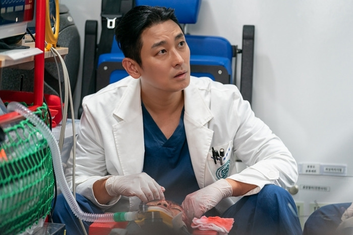 중증외상센터 원작인 웹툰 골든아워 작가 이낙준과 모티브가된 이국종 교수 이야기