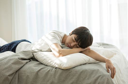 엎드려 자면 어떻게 될까 허리 디스크 있을 때 눕는 자세 만세하는 자세 올바른 수면 자세
