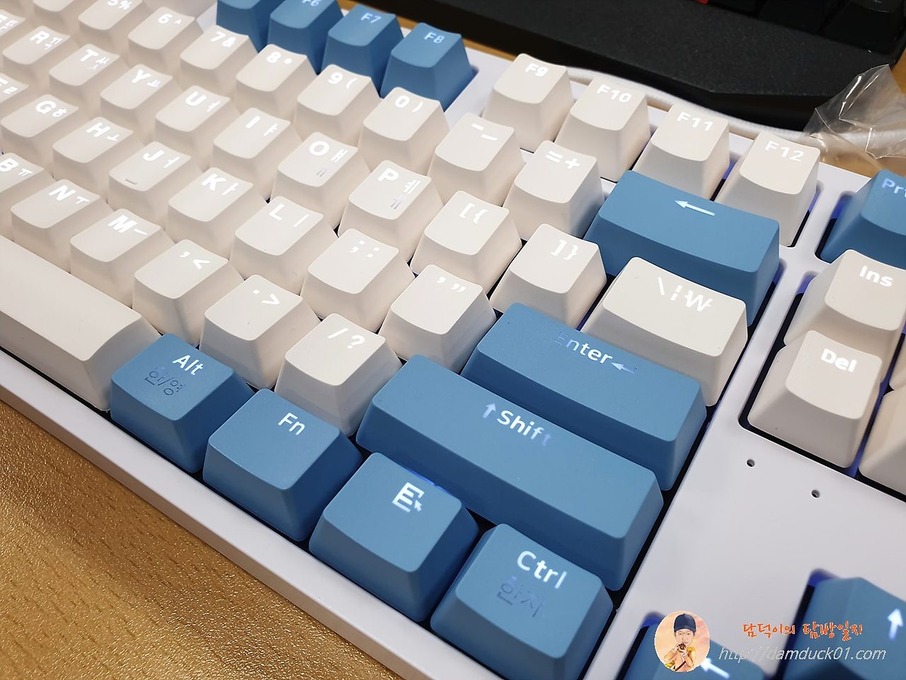 보급형 기계식 키보드. COX CK87 게이트론 기계식 게이밍 LED 텐키리스 크림 블루 믹스.