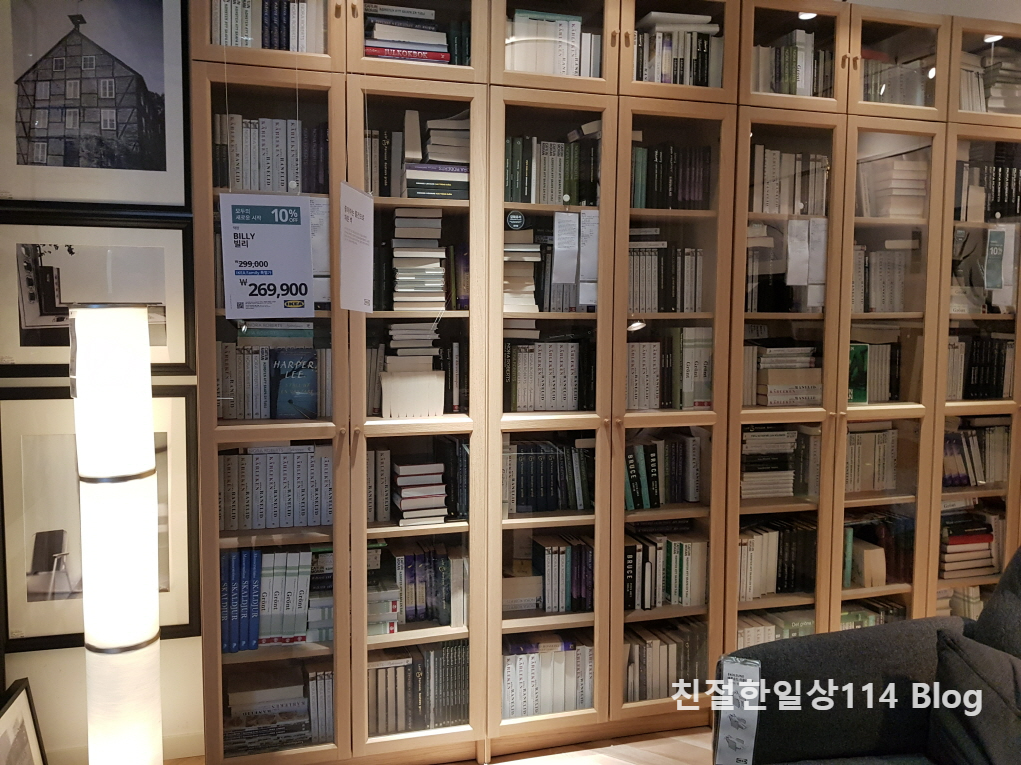거실 인테리어 책장겸 수납장 맞춤제작하기 걸터 앉을 수 있는 나무책꽂이