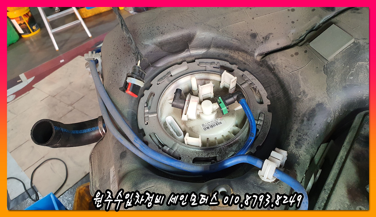 연료탱크를 내려야만 사진처럼 연료펌프를 볼 수 있다