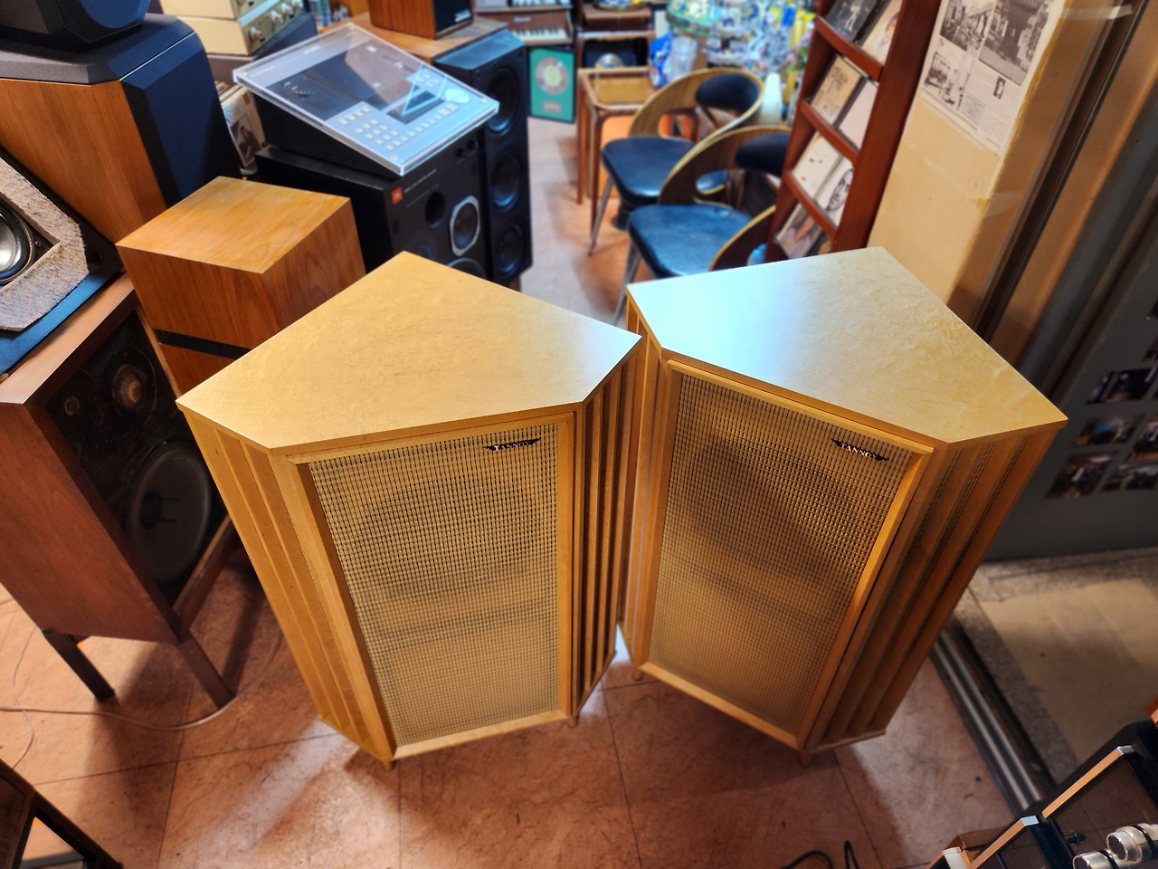 보기드믄 영국 Tannoy 탄노이 사의 Red Monitor 레드 모니터 12 스피커 입니다 제일케이스 코너요크 인클로우져