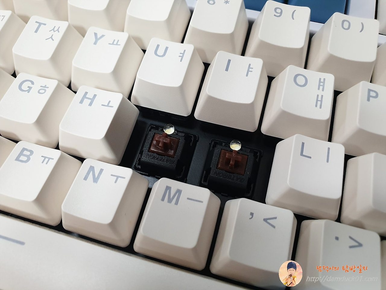 보급형 기계식 키보드. COX CK87 게이트론 기계식 게이밍 LED 텐키리스 크림 블루 믹스.