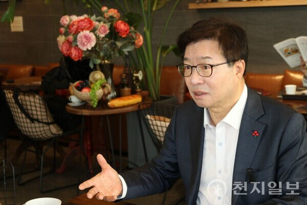정치 人터뷰 더불어민주당 염태영 수원무 예비후보 경기국제공항 건립과 Ai·반도체·로봇 단지 조성 수원 발전의 전기를 마련할 것”