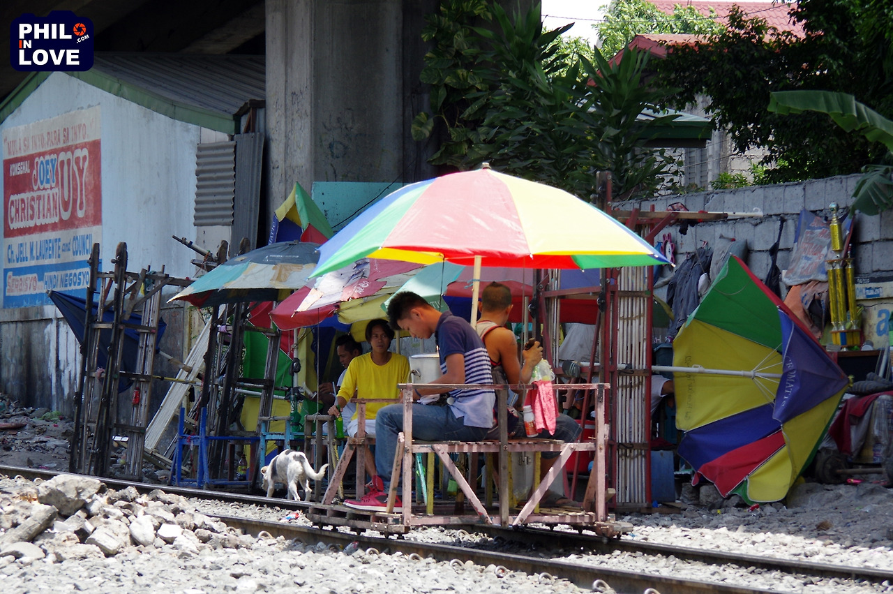 필리핀 대중교통 Pnr 철도의 기찻길 주변 트롤리trolley 손수레