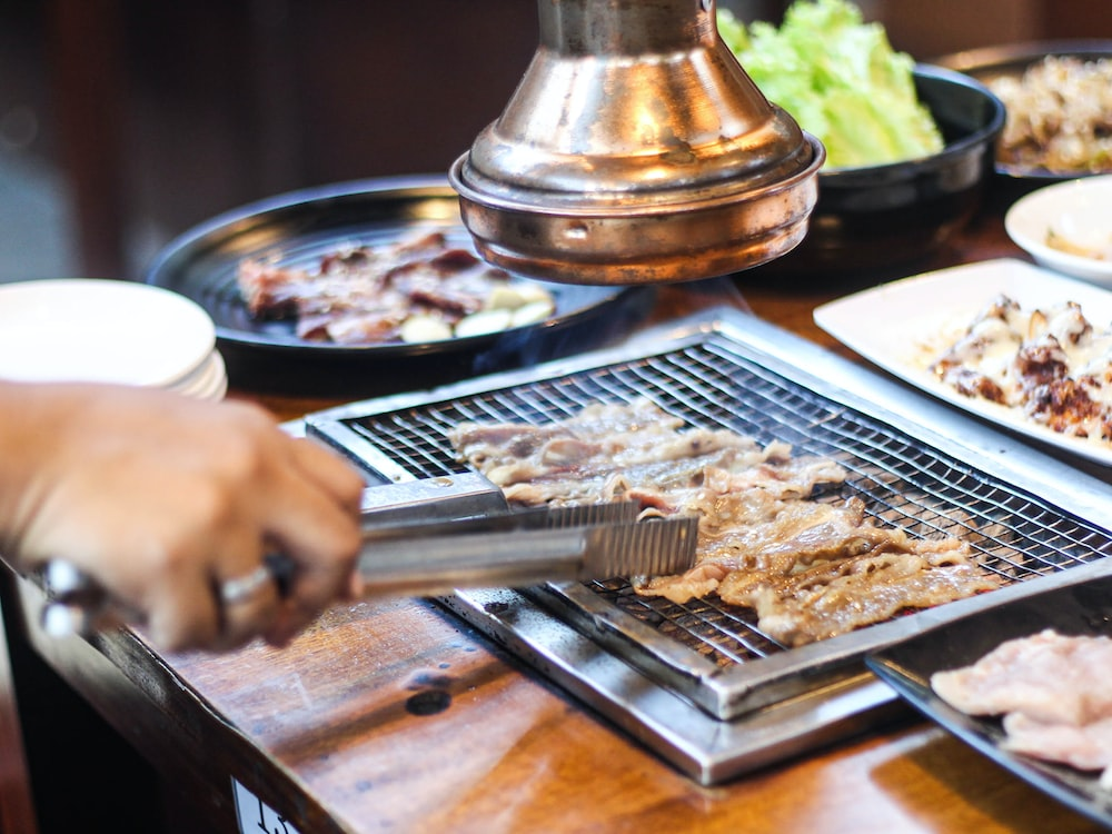 명륜진사갈비 통삼겹살 예쁘게 나열 음료 무한리필 소분 판매로 편리하게