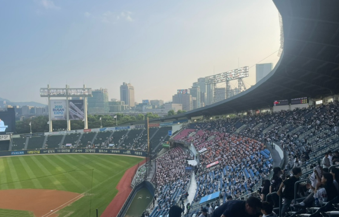 Lg트윈스 잠실야구장 1루 중앙네이비석 316블럭 21열 233번 후기