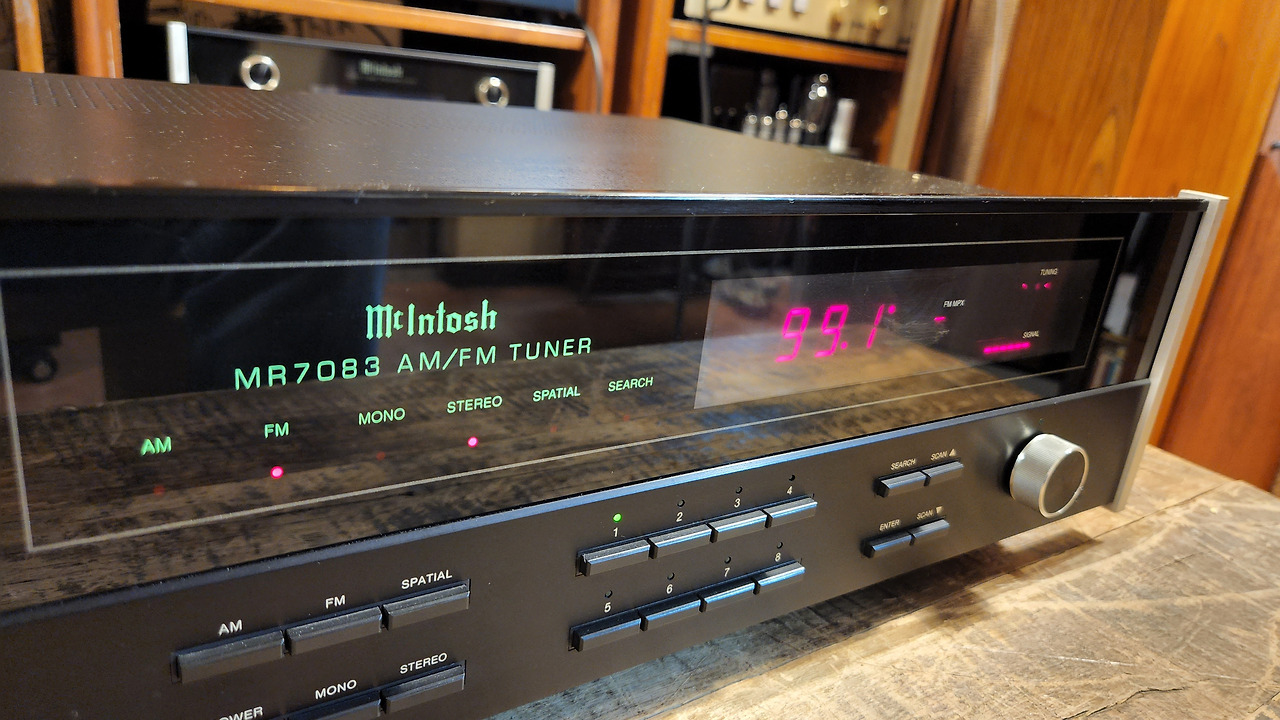 맥킨토시 사의 MR7083 디지털/아날로그 튜너 입니다 -롱바디 WIDE버젼-(Stock-out)