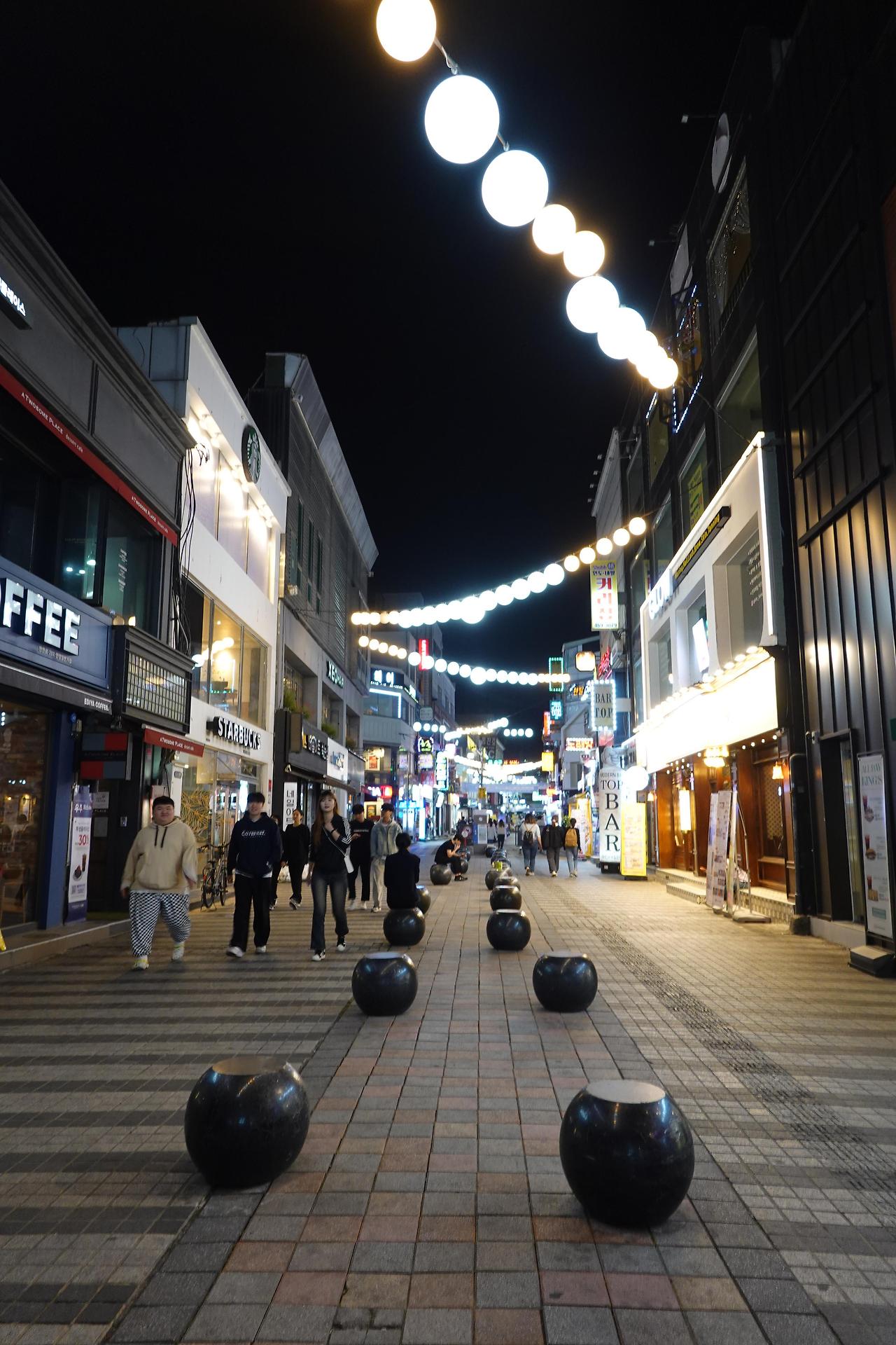 202305010 인적 드문 안양일번가 거리의 밤 풍경