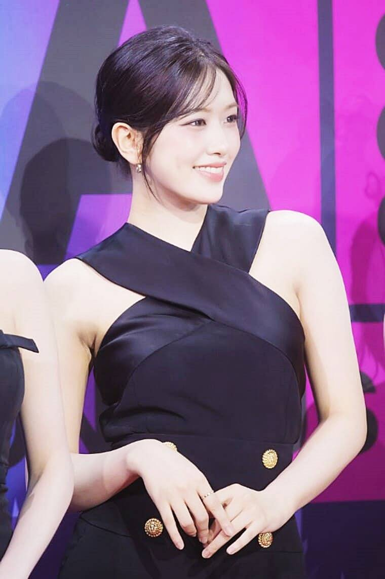 > 본명 : 안유진