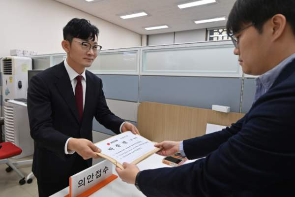 박충권 국회의원 프로필 나이 고향 학력 탈북민 탄핵 불참