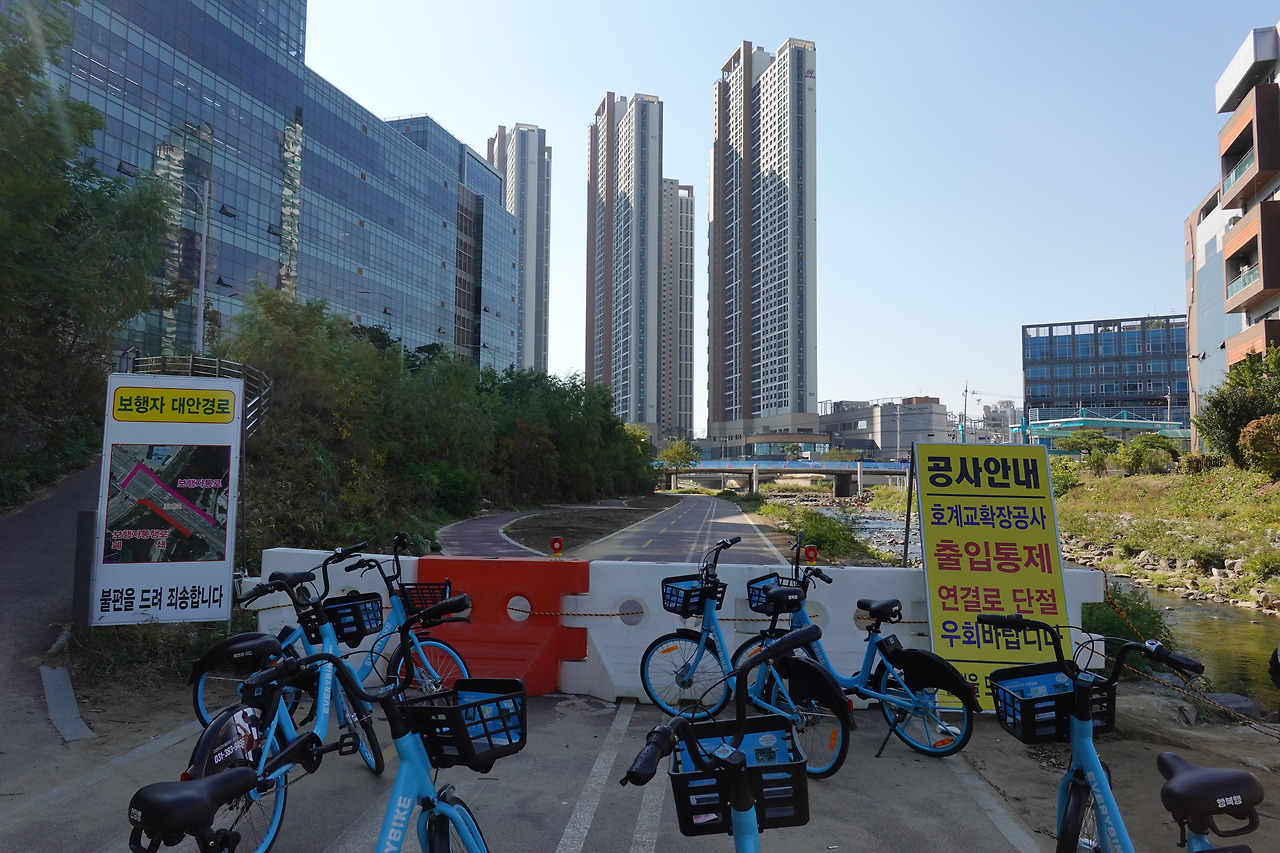 20221024 안양천 산책로호계교 금호교는 통행 차단 상태