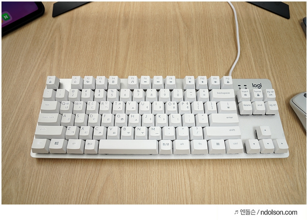 텐키리스로 미니멀한 로지텍 K835 TKL 적축 기계식키보드