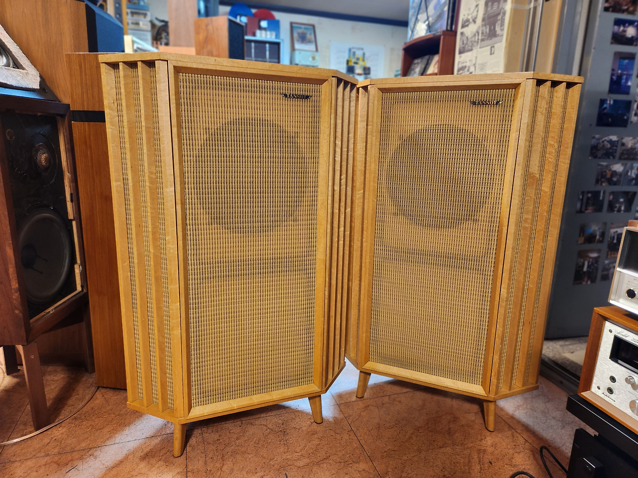 보기드믄 영국 Tannoy 탄노이 사의 Red Monitor 레드 모니터 12 스피커 입니다 제일케이스 코너요크 인클로우져