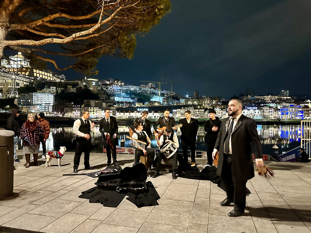 동루이스 다리 도루강변 거리공연 포르투 낭만 길거리공연 포르투갈 포르투 거리의 악사 공연