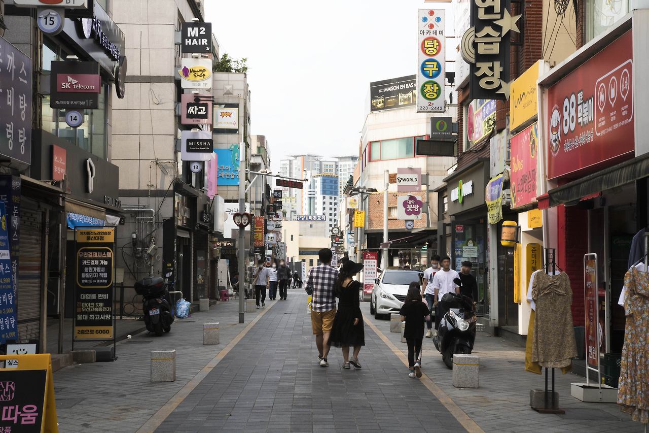 지난달에도 바보사거리 디자인거리을 방문했었는데 코로나19로 인해 유동인구가 없어 을씨년 스러운 분위기가 연출되었는데 5월초부터