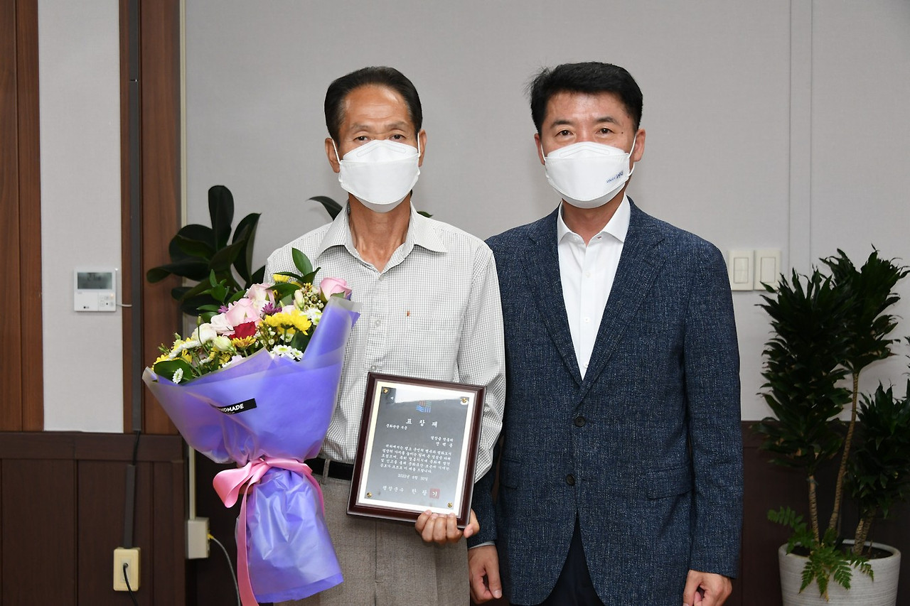 평창군 천동리 문화재 발견 공로자 전백용 씨에게 표창패 전달