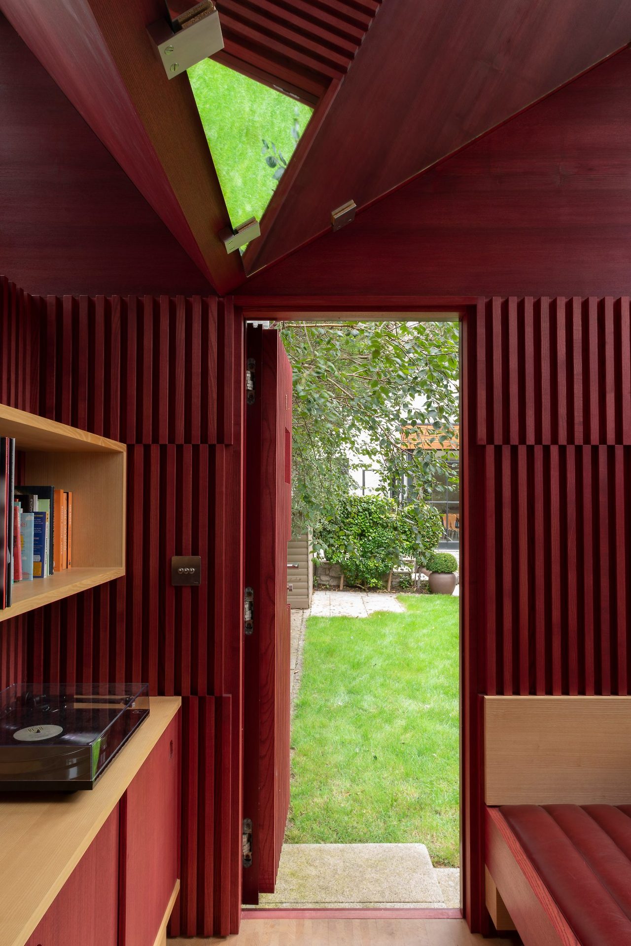 *나의 작가를 위한 레드 오두막 Clancy Moore Architects adds angular writer's hut to ...