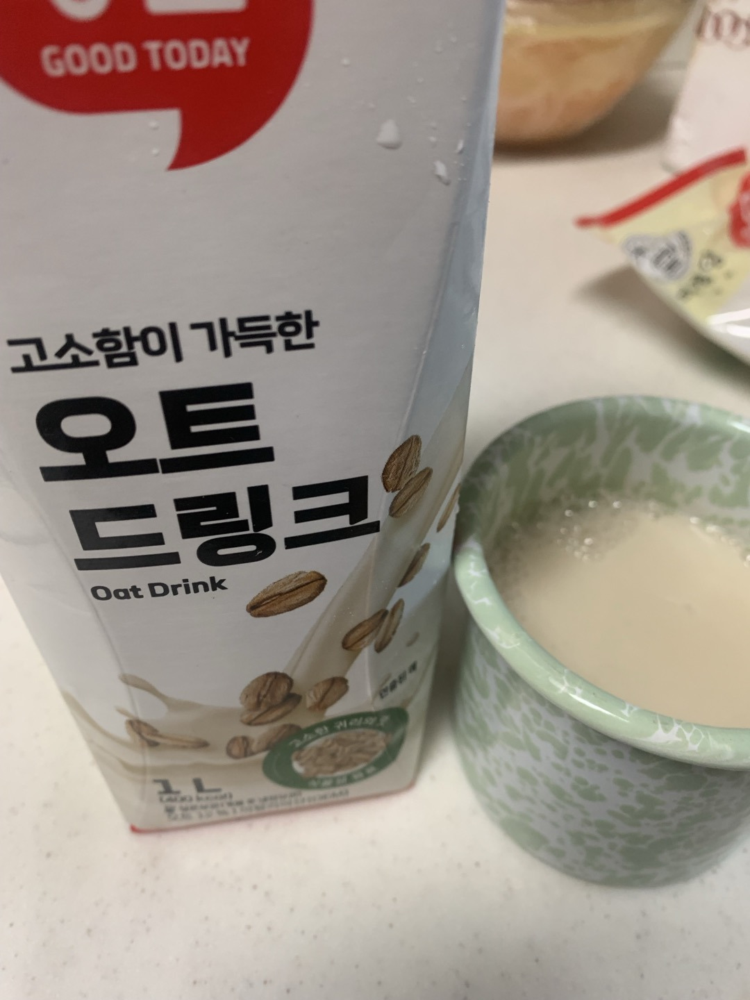다이어터 우유 대체품 비교하기 아몬드 드링크 Vs 오트 드링크