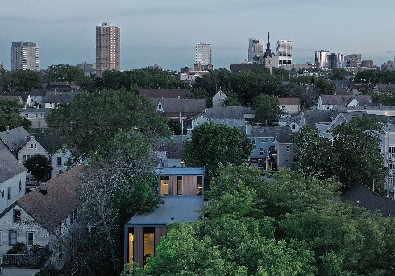 *빛과 그림자의 춤 Johnsen Schmaling "reimagines infill" with Curtain House on ...