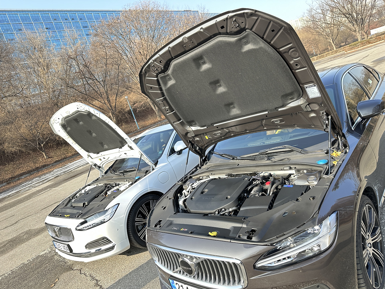 볼보 S90 T8 리차지 플러그인 하이브리드 vs B6 마일드 하이브리드 — 라르테즈