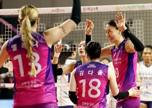 프로배구 V리그 흥국생명 왕좌 향해 첫발 도로공사에 3 1승 신난 김연경 옐레나와 58득점 합작