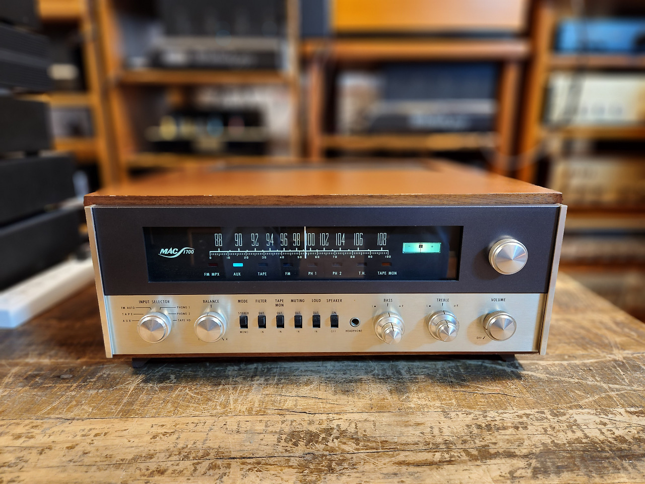 미국 Mcintosh 맥킨토시 베스트셀러 MAC-1700 리시버 입니다 -A급