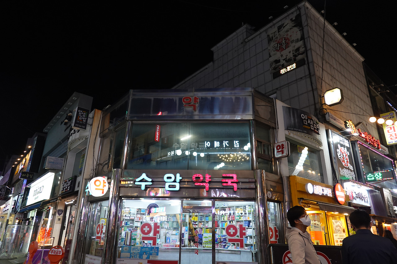 202305010 인적 드문 안양일번가 거리의 밤 풍경