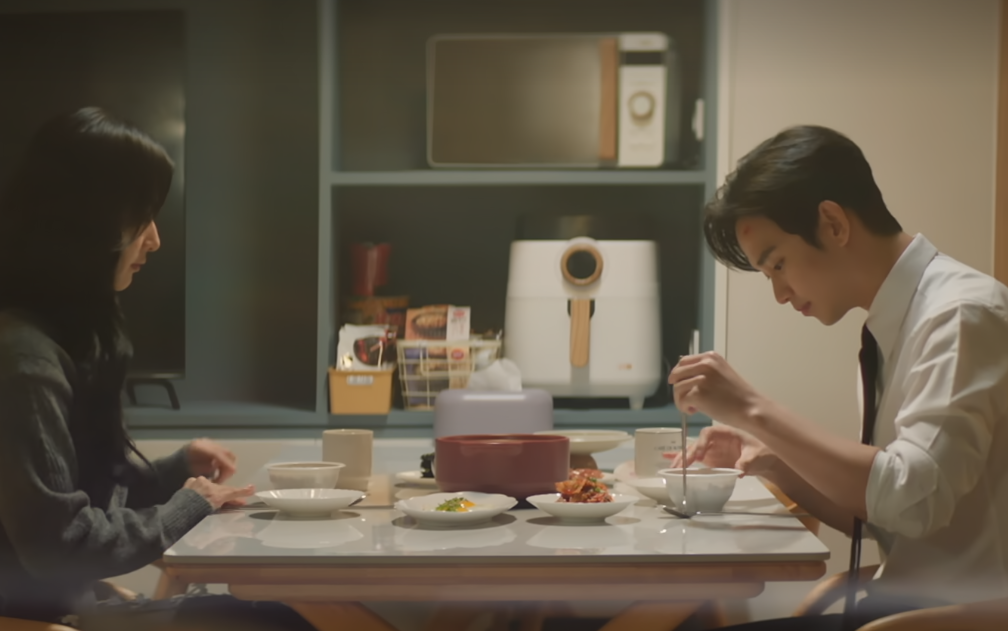주방을 화려하게 변신시키는 눈물의 여왕 전자레인지