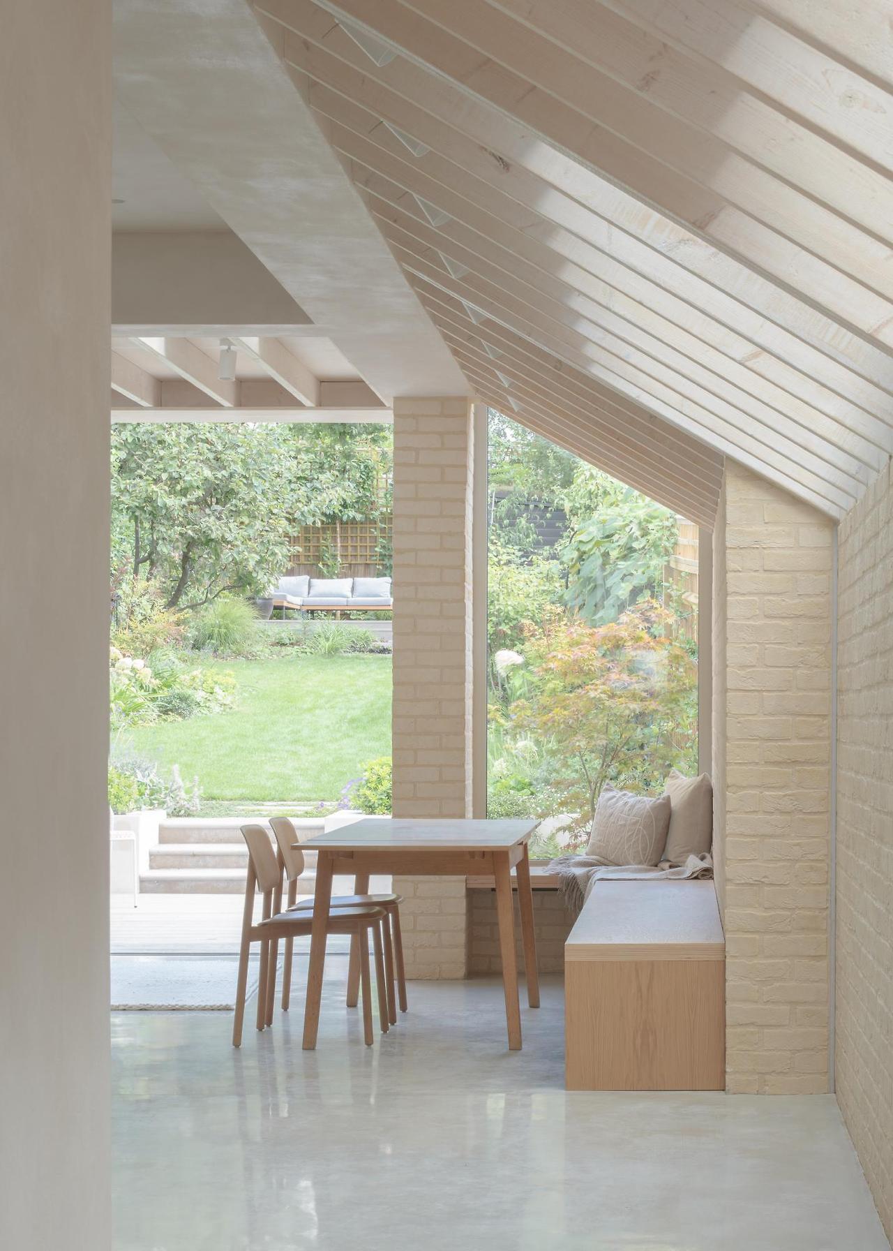 *탑라이트 스텝드 월 하우스 [ Proctor & Shaw ] Stepped Wall House