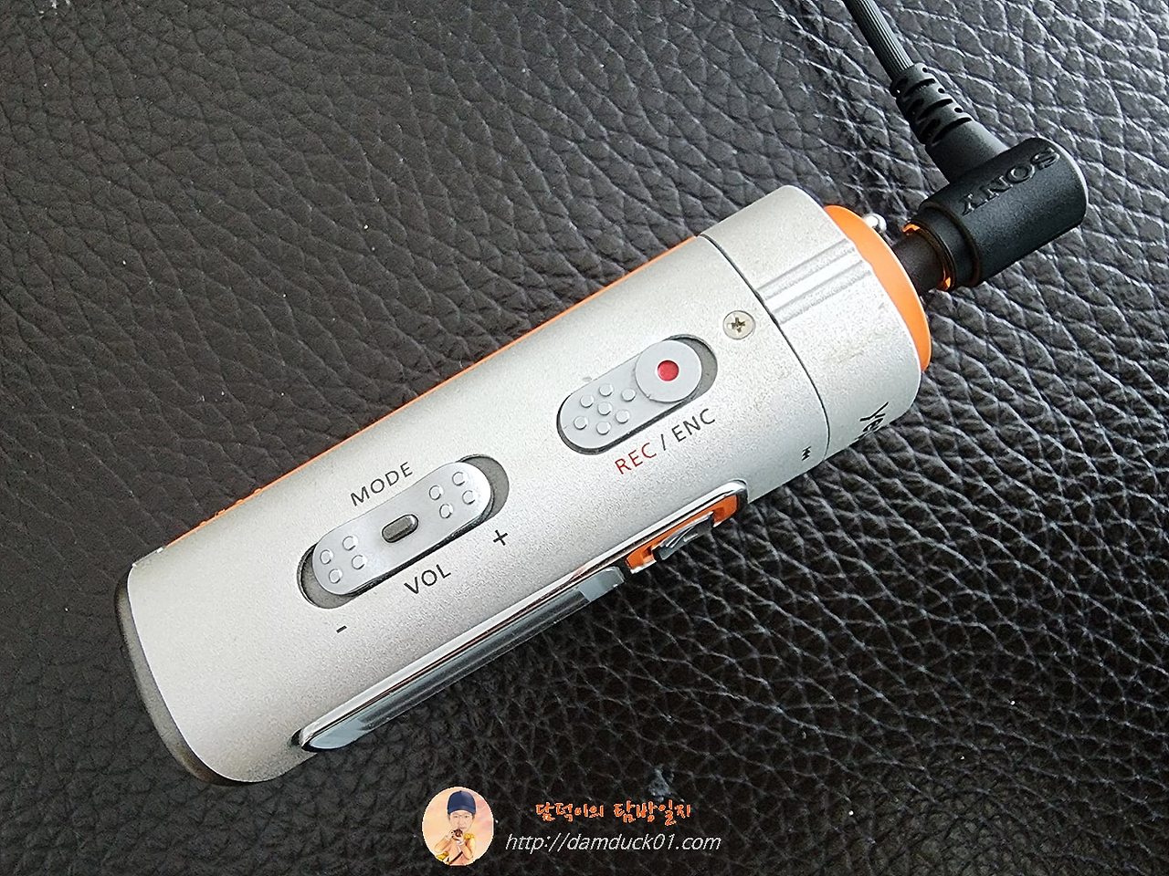 추억의 MP3 플레이어 삼성전자 YEPP YP-55VR (256MB)과 최신 무선 노이즈 캔슬링 헤드폰 WH-1000XM5의 조합.