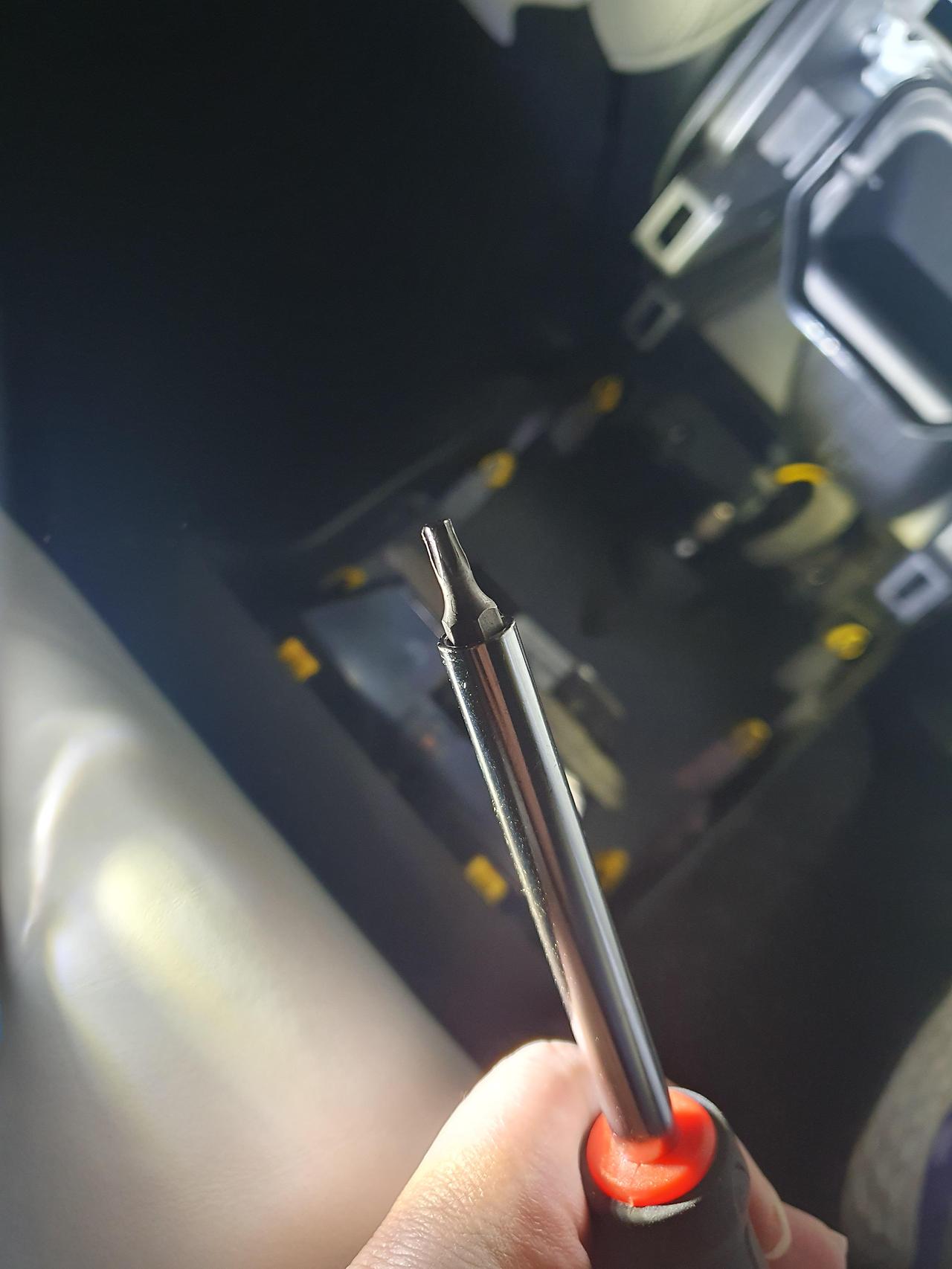 르노삼성 SM6 고질병 센터 콘솔 뚜껑 버튼 수리 직접 하기! SM6 고질병!!