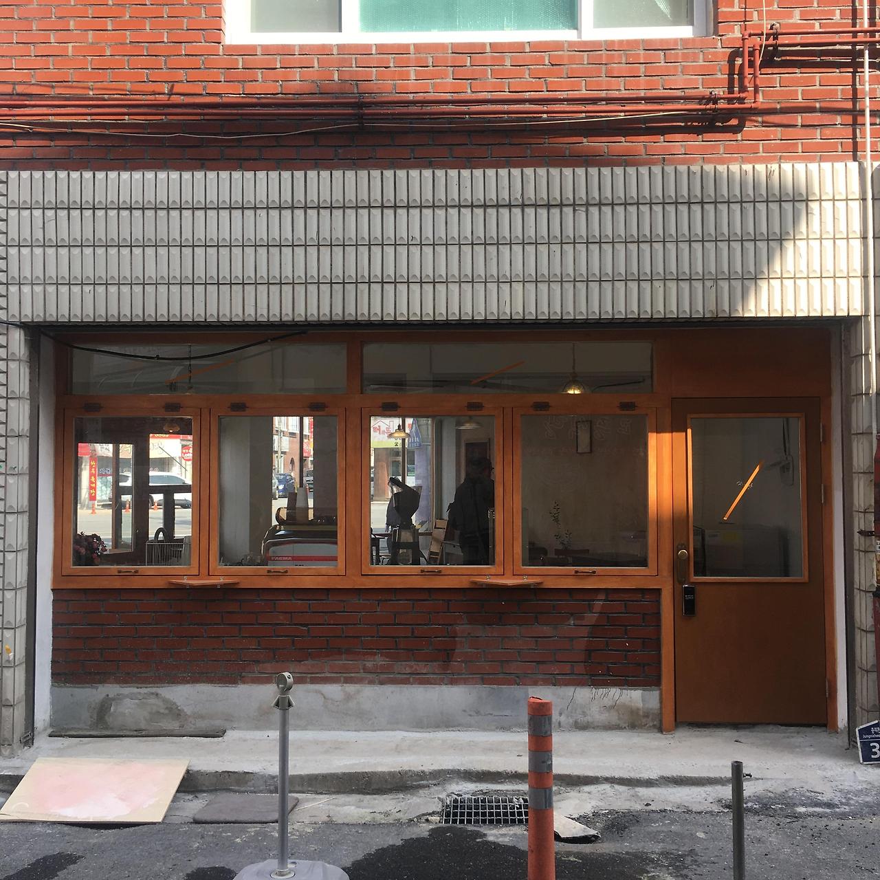 유리시트지 스티커 가게 입구 유리창 로고 시트컷팅 글자 골드시트지 빵집 카페 오픈클로즈 스티커인테리어 시트지스티커