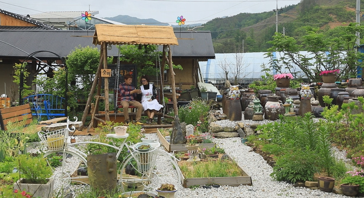 부부는 함께 마당에 고추도 심고 흔들의자에 앉아 쉬며 대화를 나누기도 하고 남는 시간에 남편은 솟대를 만들고 아내는 원고를 쓰며
