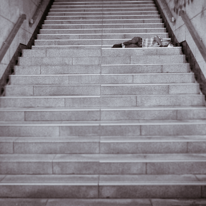 계단 위의 잠 Sleep on the stairs, 2014