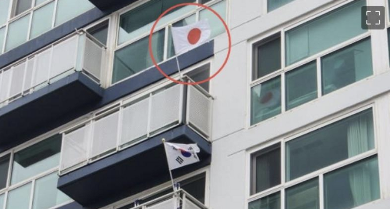 세종시 한 아파트에서 삼일절 태극기가 아닌 일장기를 게양하여 큰 이슈가 있었습니다