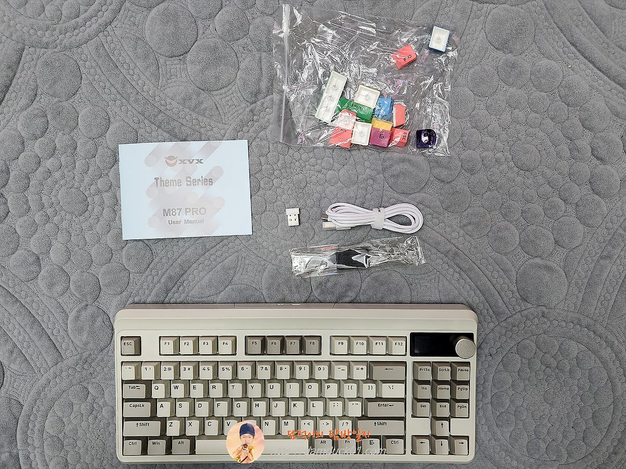 스마트 디스플레이가 달려 있는 기계식 키보드 XVX M87 PRO.