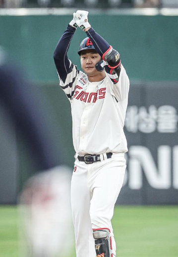 손호영 야구선수 트레이드 롯데 자이언츠 연봉 프로필 응원가 가사 Fa