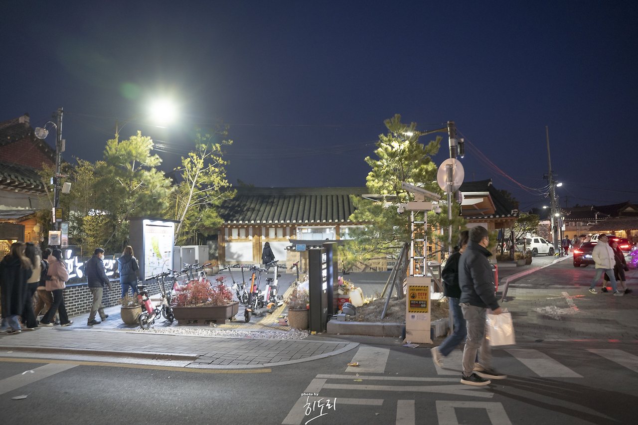 황리단길에 공영주차장도 생기고 야간에 멋진 조명들도 생겨서 산책하기가 너무 좋습니다