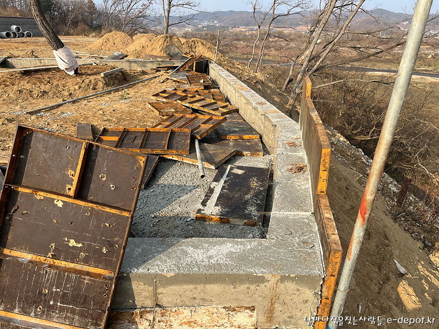 이국적인 임진강 리버뷰가 아름다운 연천 풀빌라 펜션 벨37 부속 캠핑장 꾸미기