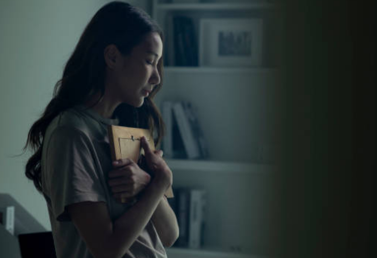 죽는 꿈 해몽풀이 죽은사람자신이 죽는죽을 것 같은돕는차를타고식사살아나는찾는할아버지어머니이야기하는아버지전화