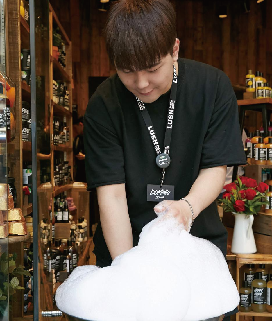 러쉬피플, 브랜드 아바타가 되어 살아가는 사람들