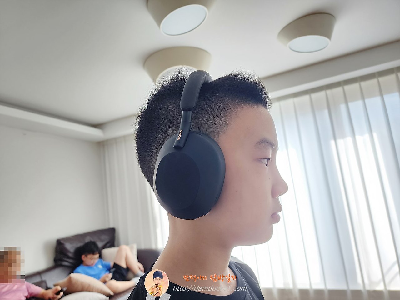 추억의 MP3 플레이어 삼성전자 YEPP YP-55VR (256MB)과 최신 무선 노이즈 캔슬링 헤드폰 WH-1000XM5의 조합.