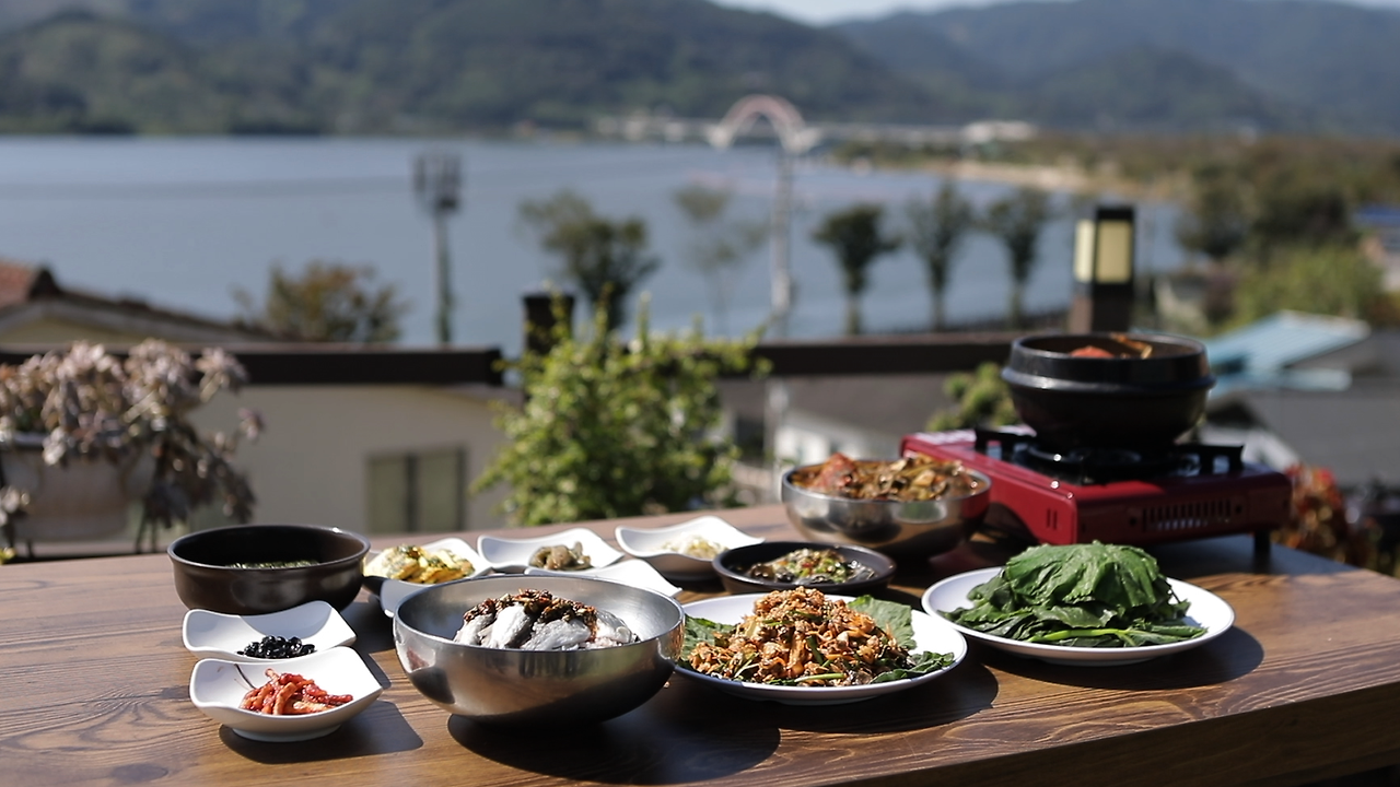 한국인의 밥상 하동 참게장 재첩국 재접회무침 재첩전 맛집 어디 583회 섬진강재첩회덮밥 은어회 식당 만추여정 지리산을 맛나다 위치 정보