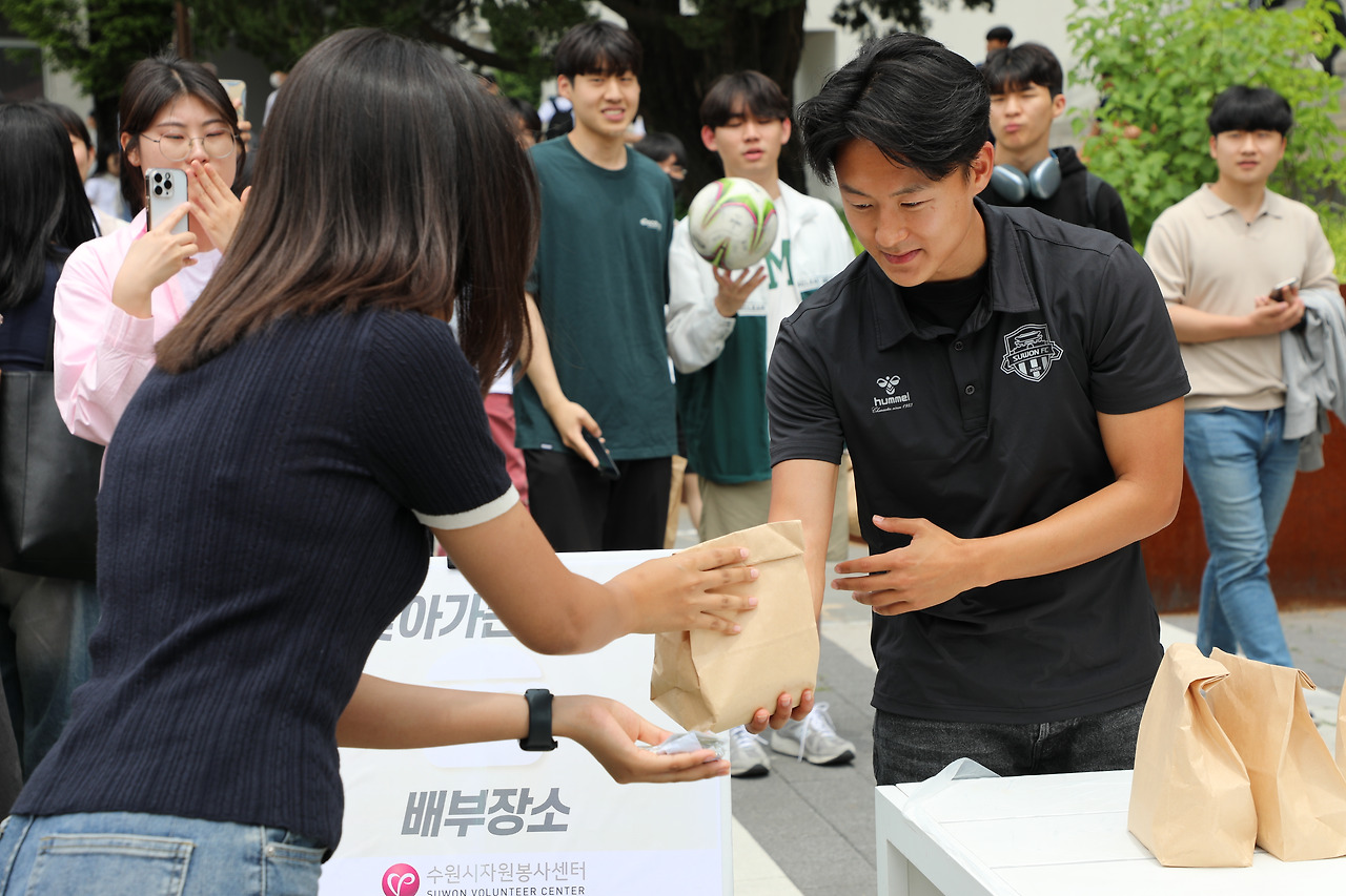 수원시자원봉사센터장애인의 날 기념 ‘찾아가는 밥차 운영